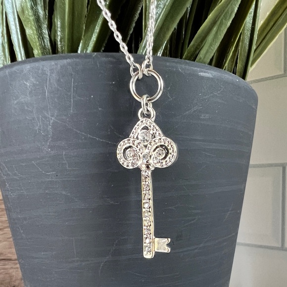 Guess | Jewelry | 325 Guess Modern Silver Crystal Detailed Key 22 ...